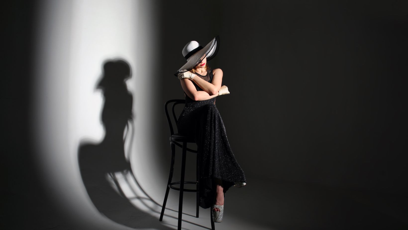 Stop Motion in Fashion Looks: Changing Outfits Frame by Frame - Onedayform